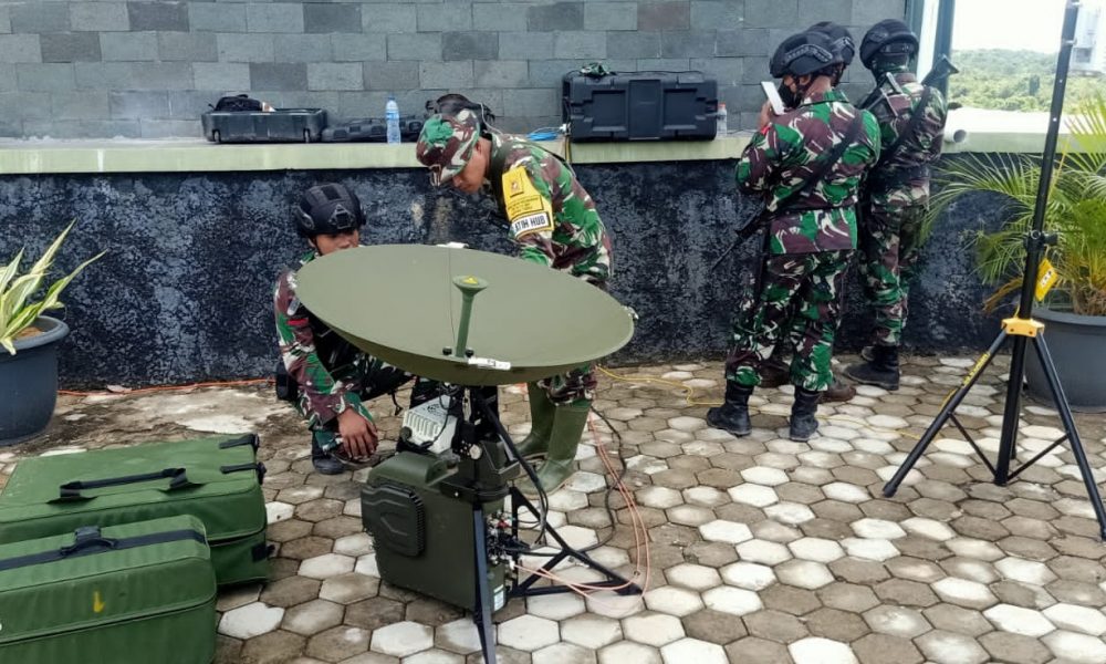 Denhub Divif -1 Kostrad Uji Coba Alat ECS dan Vsat Manpack Di Lat Ancab ...